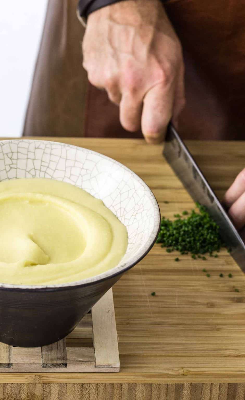 The best homemade mashed potatoes recipe - PantsDownApronsOn